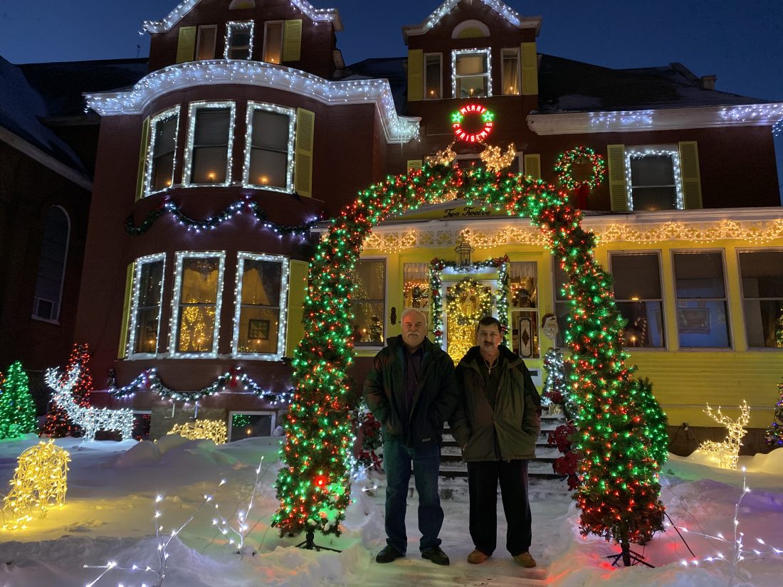 Season’s sparkles: Residents decorate for holidays | News, Sports, Jobs ...